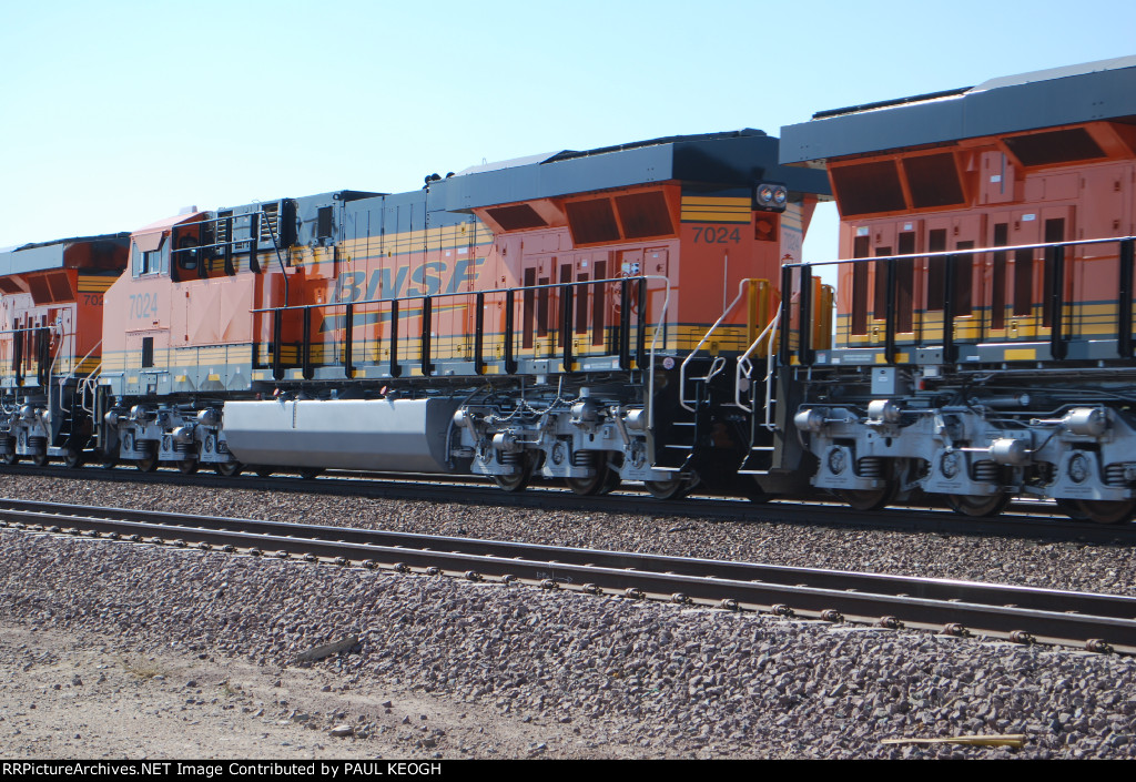 BNSF 7024 and the rears of both BNSF 7027 and BNSF 7025.